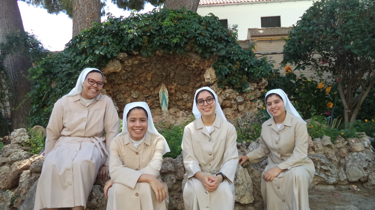 De nuevo reunidas – Hermanas Franciscanas de los Sagrados Corazones