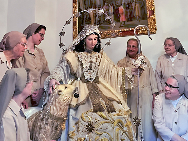 Junto a la Divina Pastora en el Colegio Santa Isabel – Hermanas ...