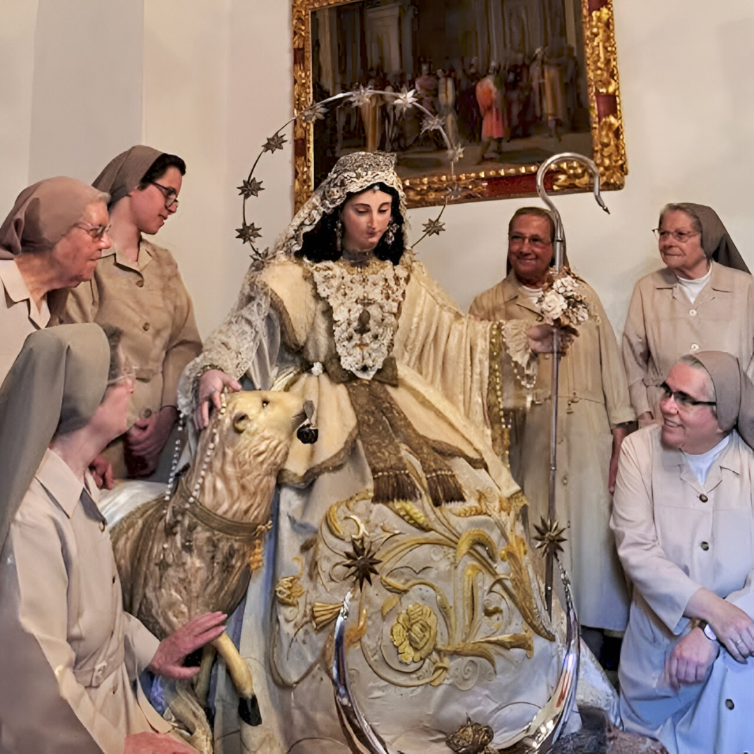 Junto a la Divina Pastora en el Colegio Santa Isabel – Hermanas ...